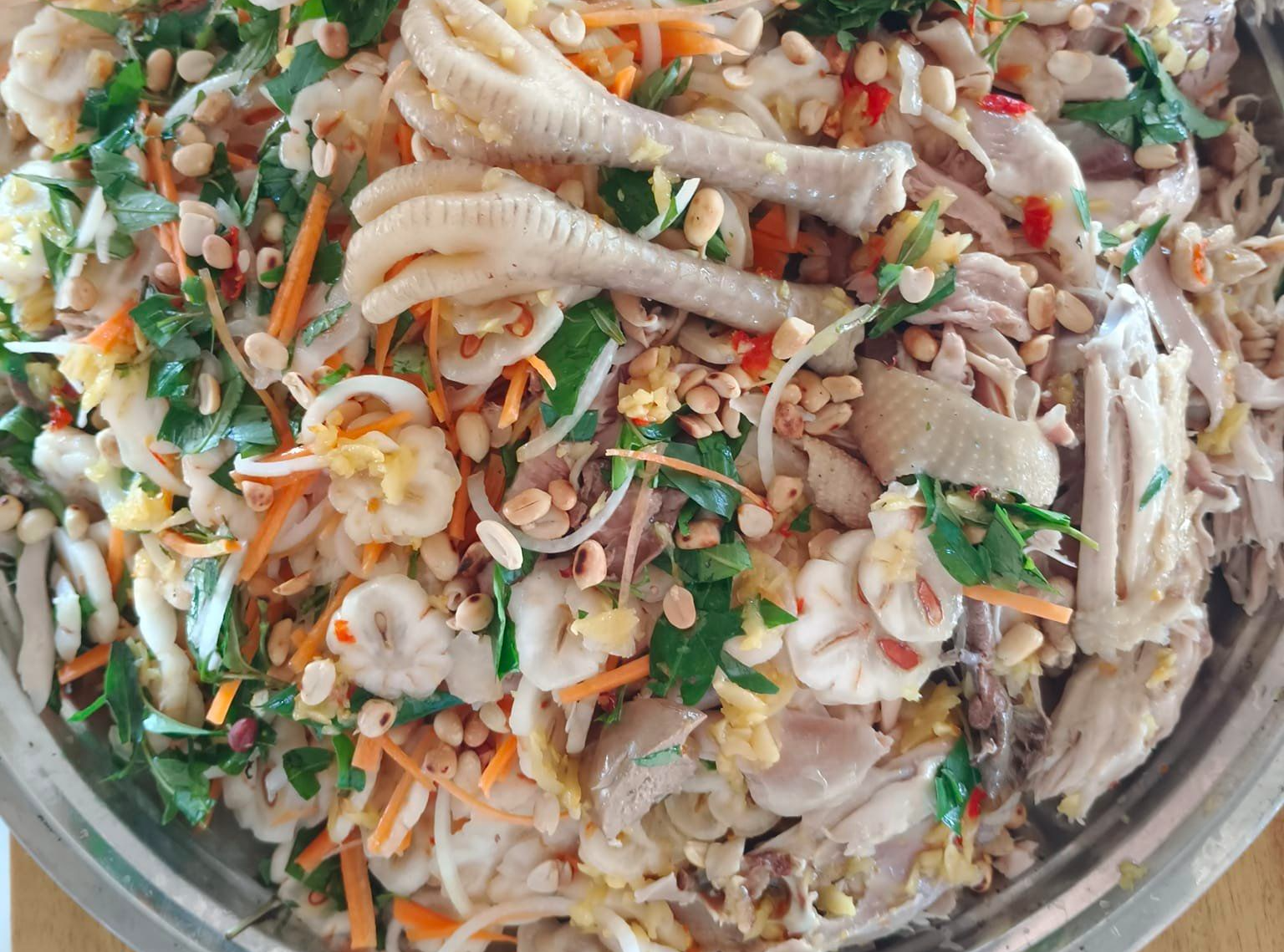 Nhiều người ‘bắt trend’ làm món gỏi gà măng cụt xanh