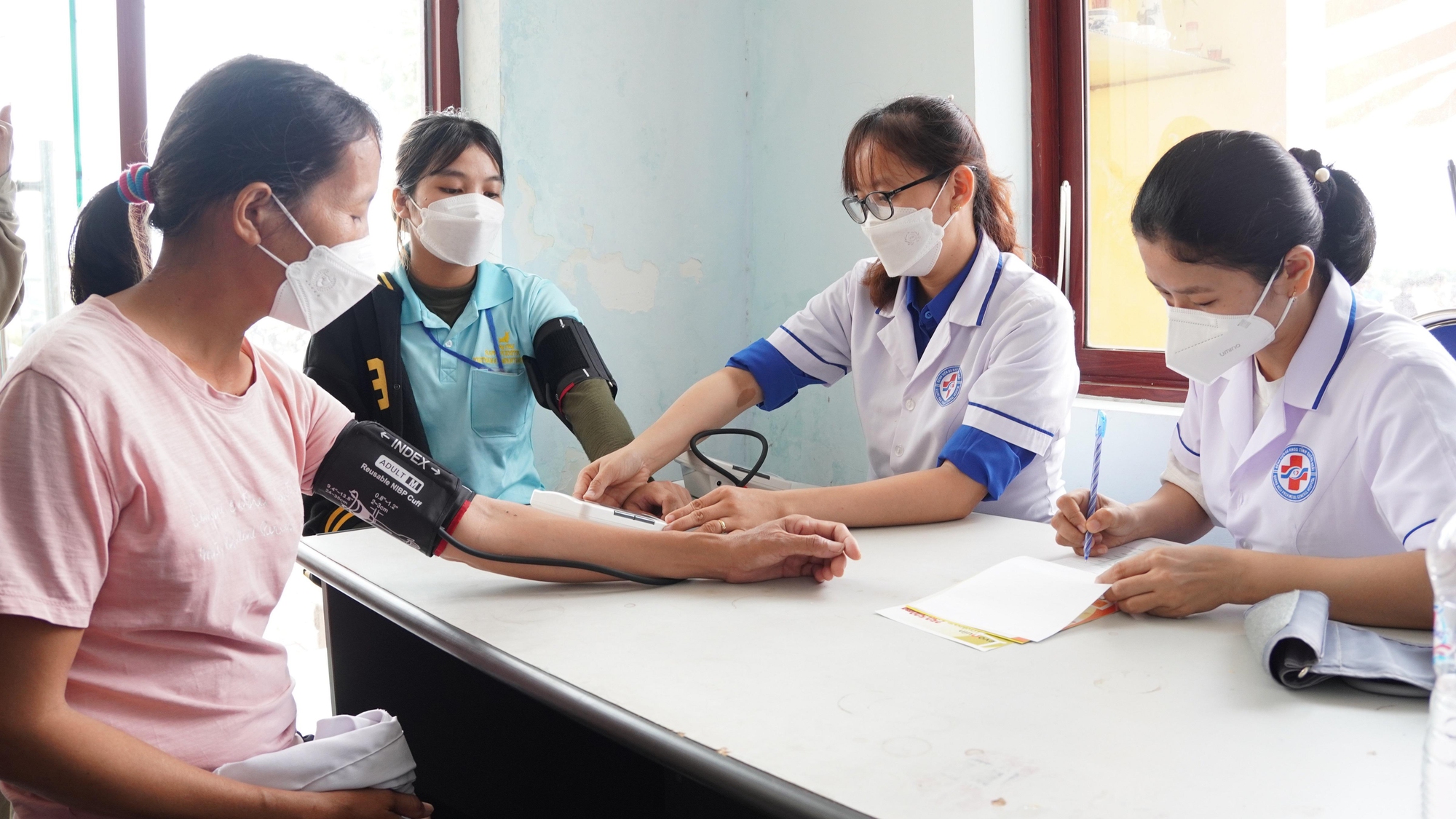 Khám bệnh, cấp phát thuốc miễn phí cho 600 người