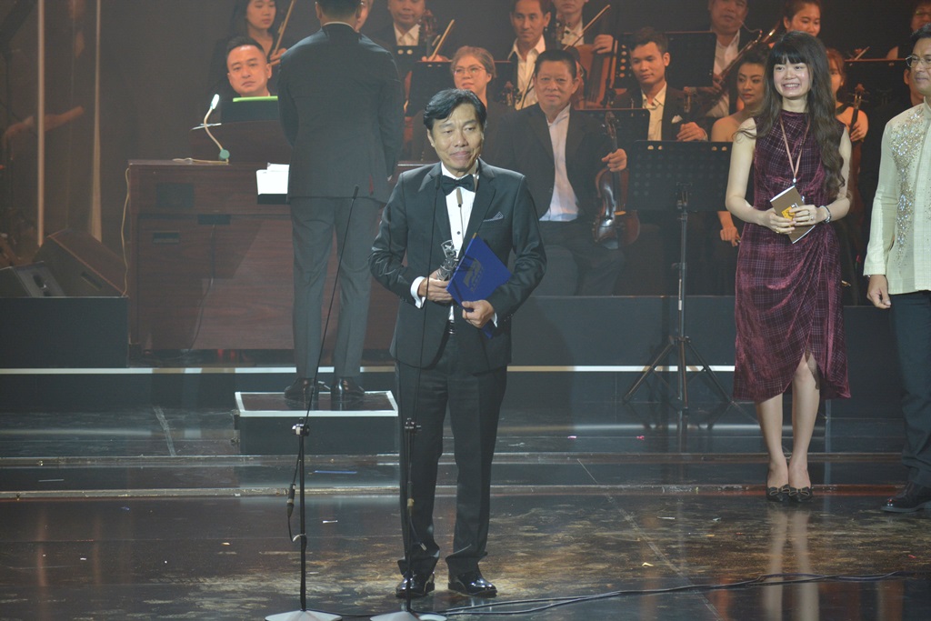 Phim 'Đêm tối rực rỡ' thắng lớn, nam diễn viên chính gửi lời tri ân vợ