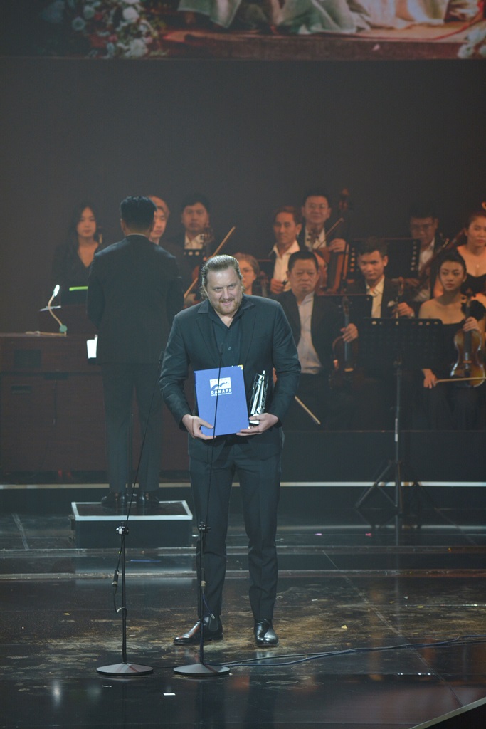 Phim 'Đêm tối rực rỡ' thắng lớn, nam diễn viên chính gửi lời tri ân vợ