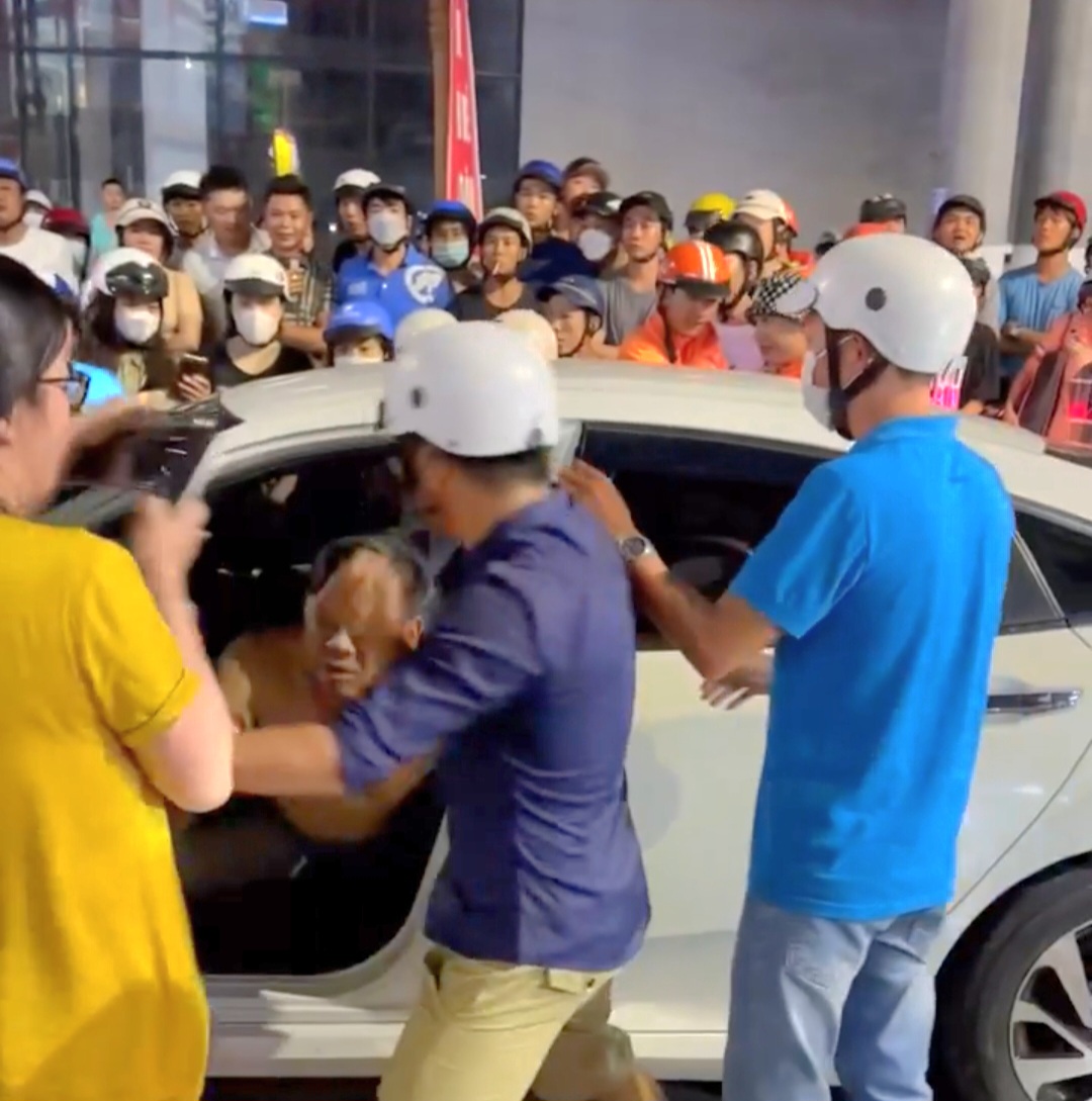 Clip nghi đánh ghen: Chặn ô tô đánh một phụ nữ; công an đang làm rõ | VOZ