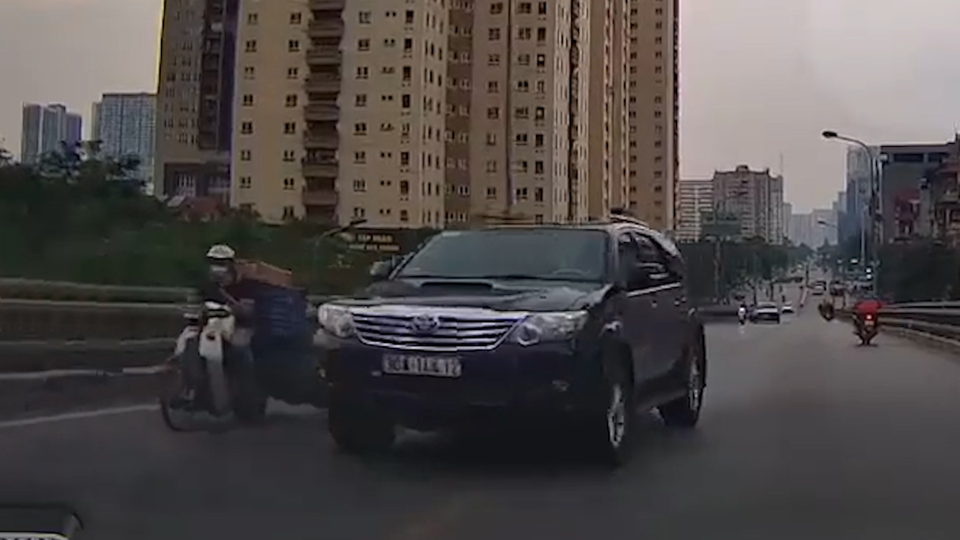 Xe Toyota Fortuner vượt ẩu trên cầu, gây tai nạn rồi bỏ chạy: Dân mạng ...