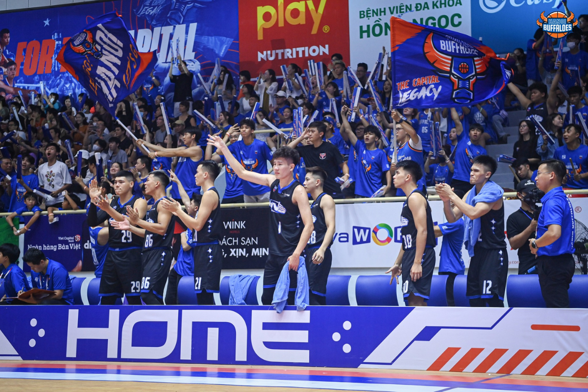 HLV bóng rổ đến Việt Nam nhưng để quên đồ ở Mỹ