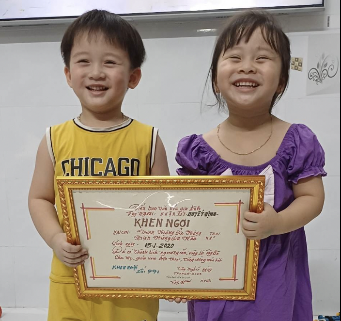 Tấm giấy khen đặc biệt ông ngoại viết tặng 2 cháu sinh đôi