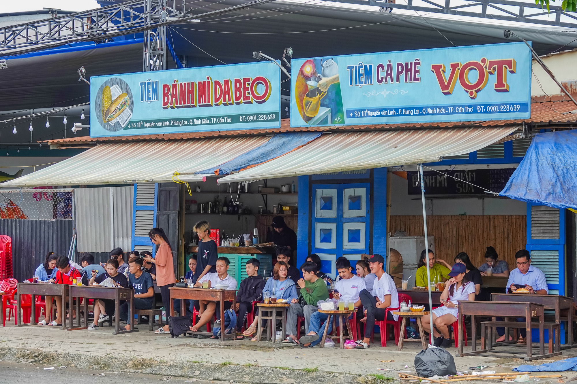 Bánh mì da beo chấm sữa có gì lạ mà thu hút giới trẻ Tây Đô?