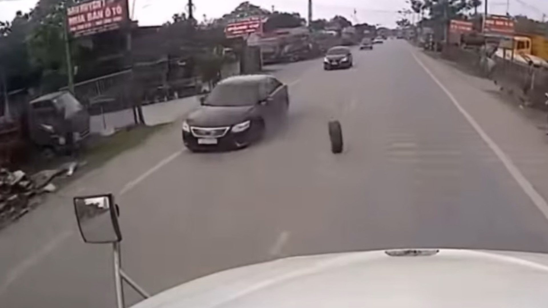 'Rùng rợn' ô tô Toyota Camry cũ văng bánh khi đang di chuyển trên đường