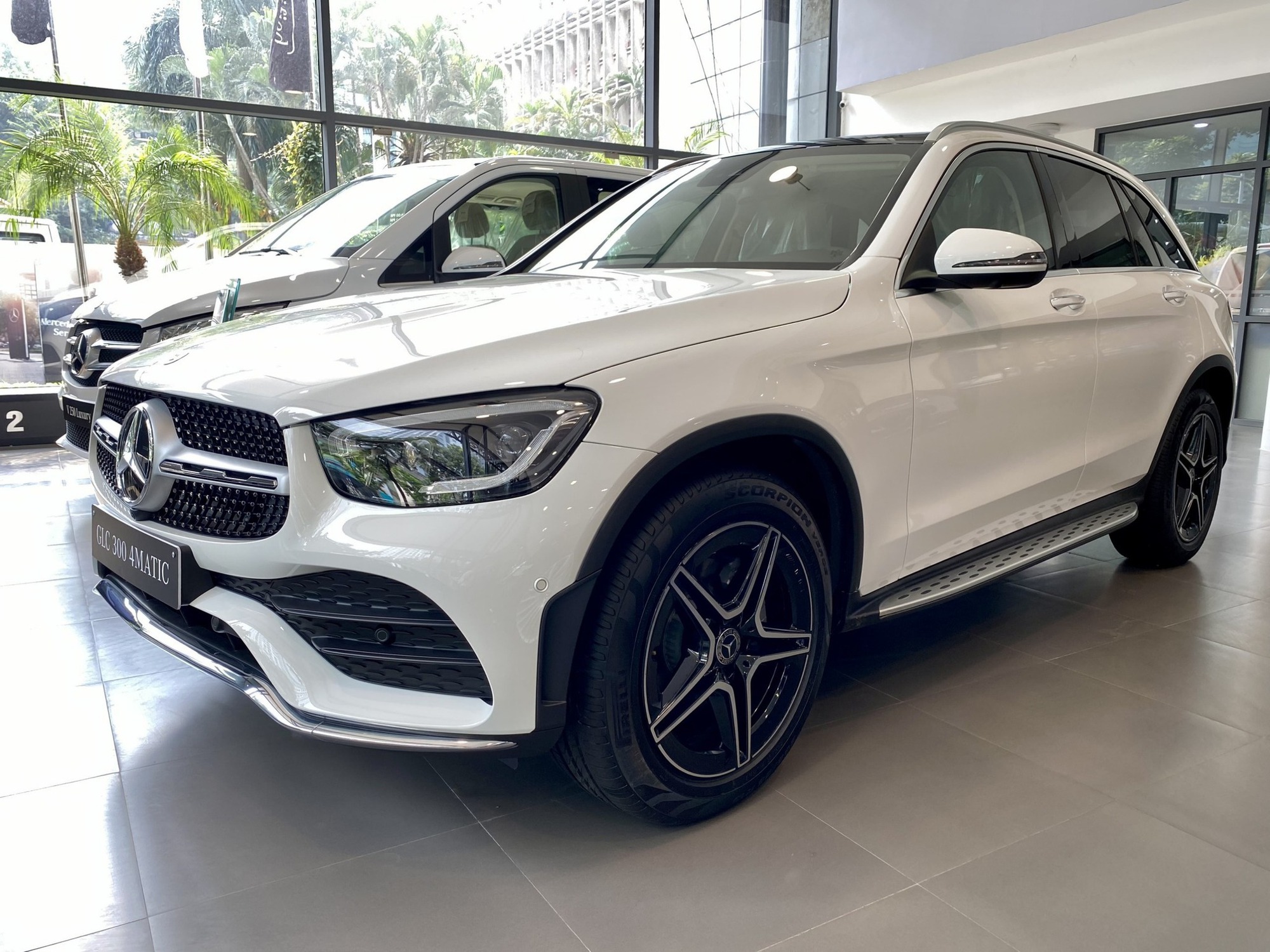 Mercedes GLC 'dọn kho', giảm hơn 300 triệu đồng tại Việt Nam