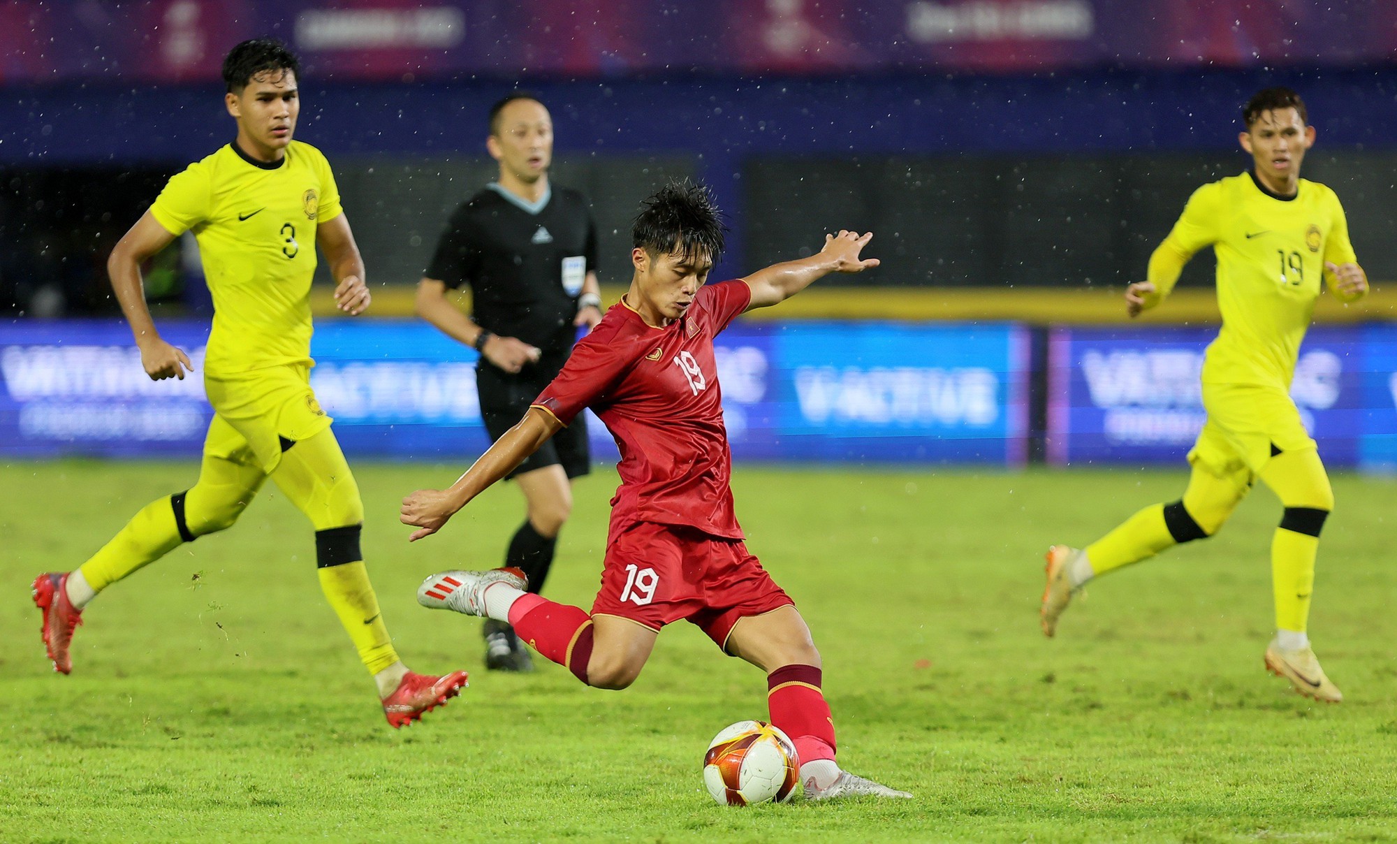 HLV U.22 Malaysia nói về tấm thẻ đỏ: 'Có lẽ chỉ biết hỏi ông trời thôi'