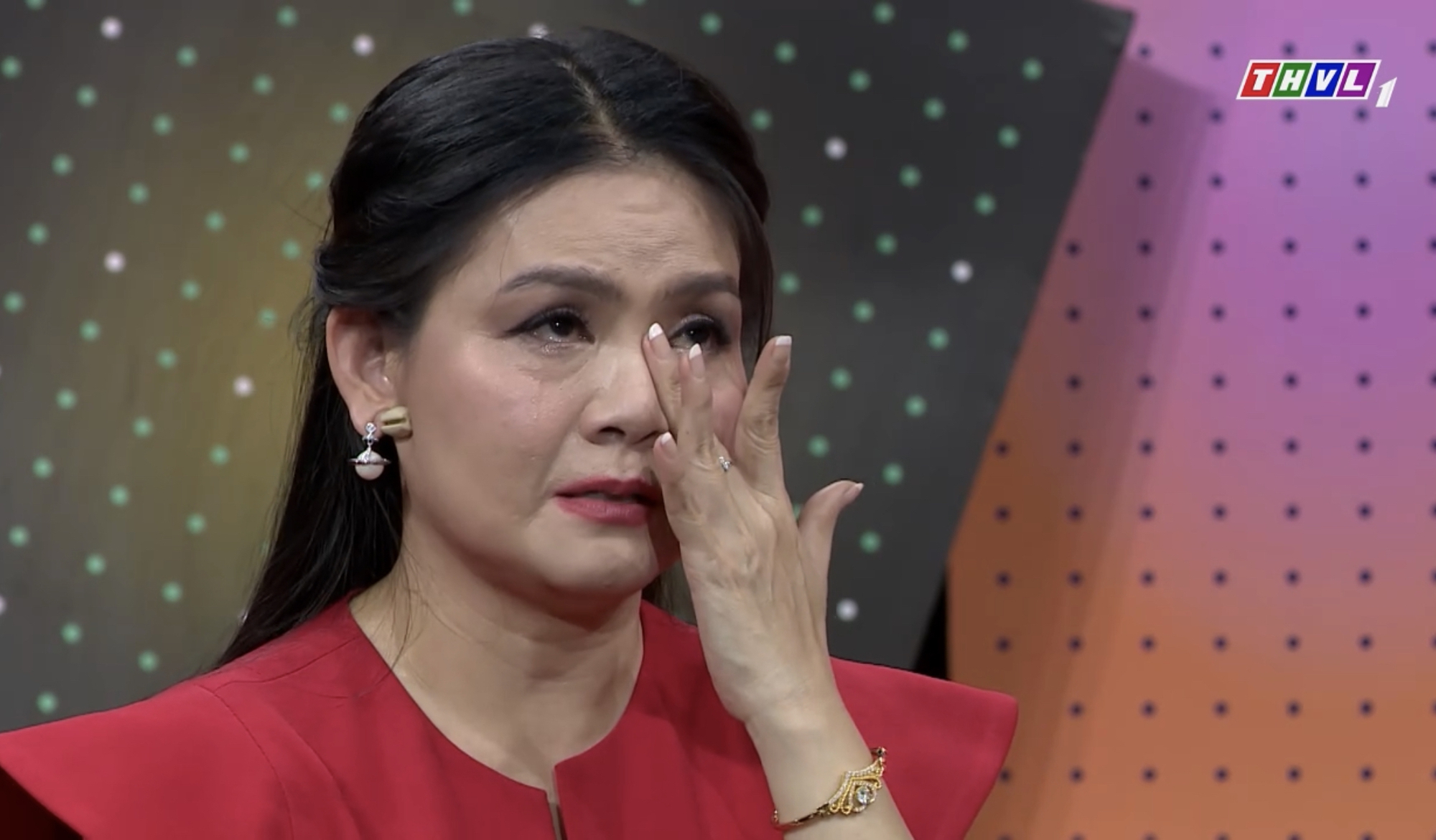 Trinh Trinh kể tuổi thơ bán vé số, tự nhận mình là 'nghệ sĩ không có thời'