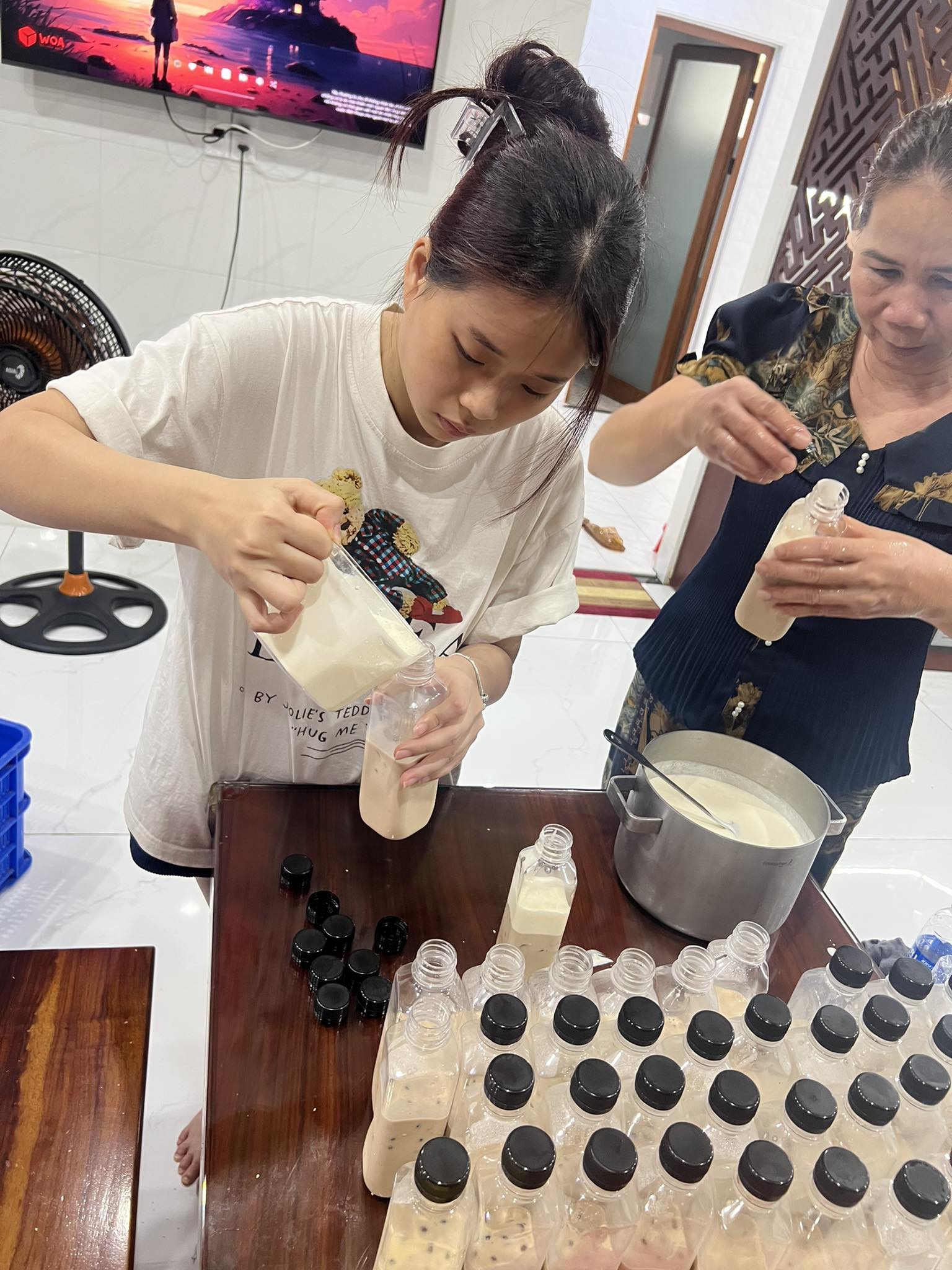 Cô Gái Trẻ Cùng Gia đình Nấu ăn Cho Em Tặng Bệnh Nhi Phần ăn Yêu Thương