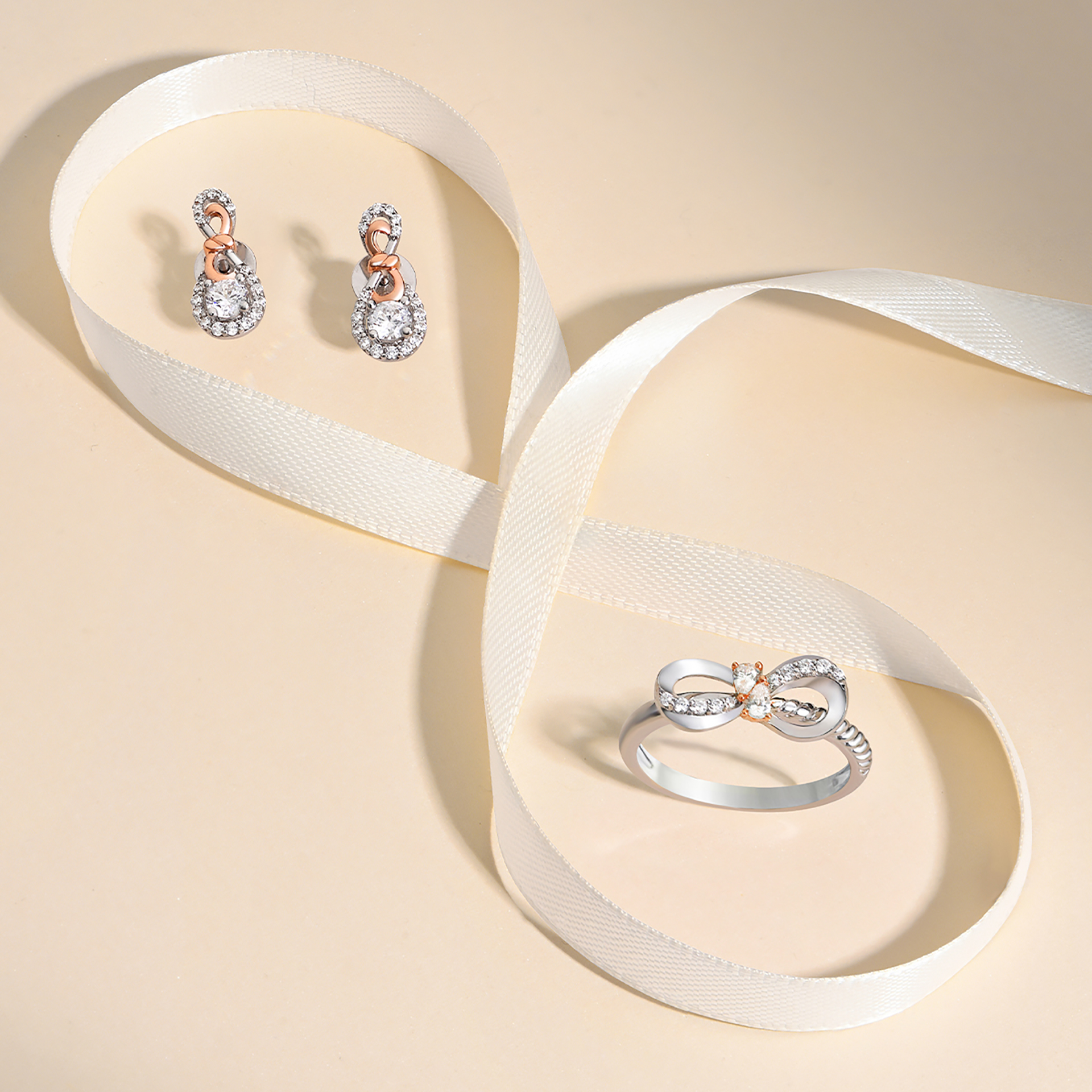 Ý nghĩa đằng sau biểu tượng vô cực trong BST Family Infinity của PNJ