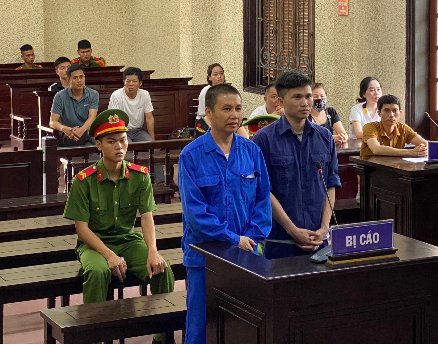 Hải Dương: Lừa đảo 3 tỉ đồng tiền 'chạy án', 2 bị cáo lãnh 28 năm tù