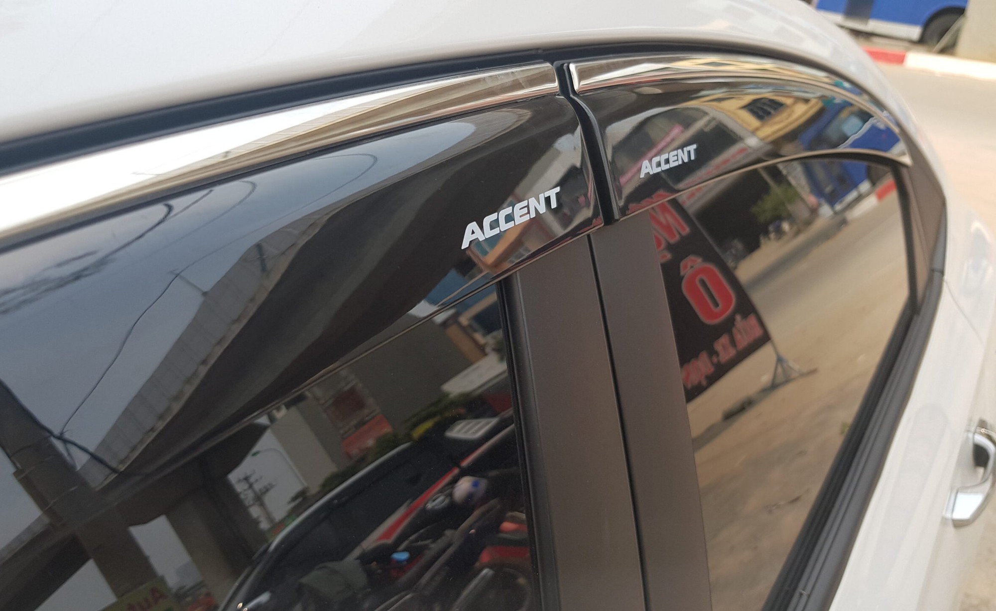 Ưu nhược điểm vè che mưa, chủ xe cần biết khi muốn gắn trên ô tô