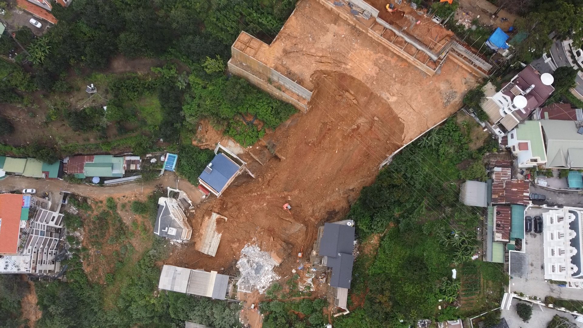 Sạt lở đất làm chết người ở Đà Lạt: Do mưa lớn kéo dài?