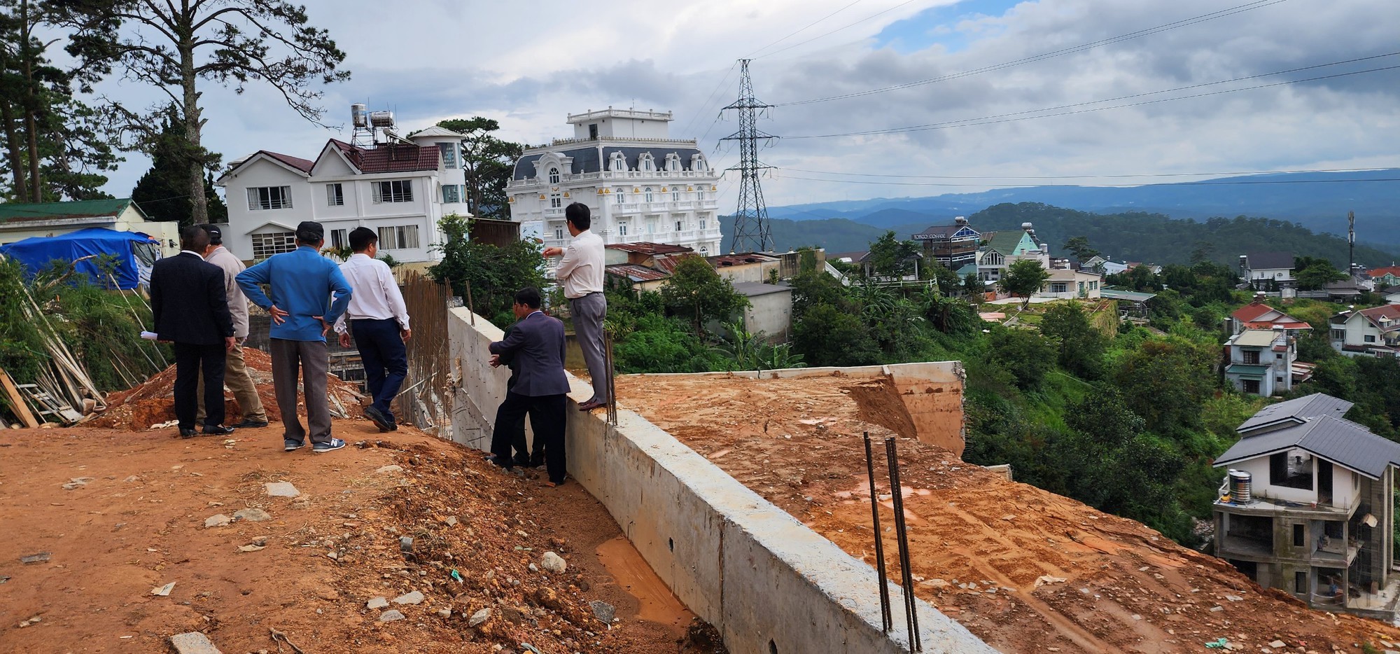 Sạt lở đất làm chết người ở Đà Lạt: Do mưa lớn kéo dài?