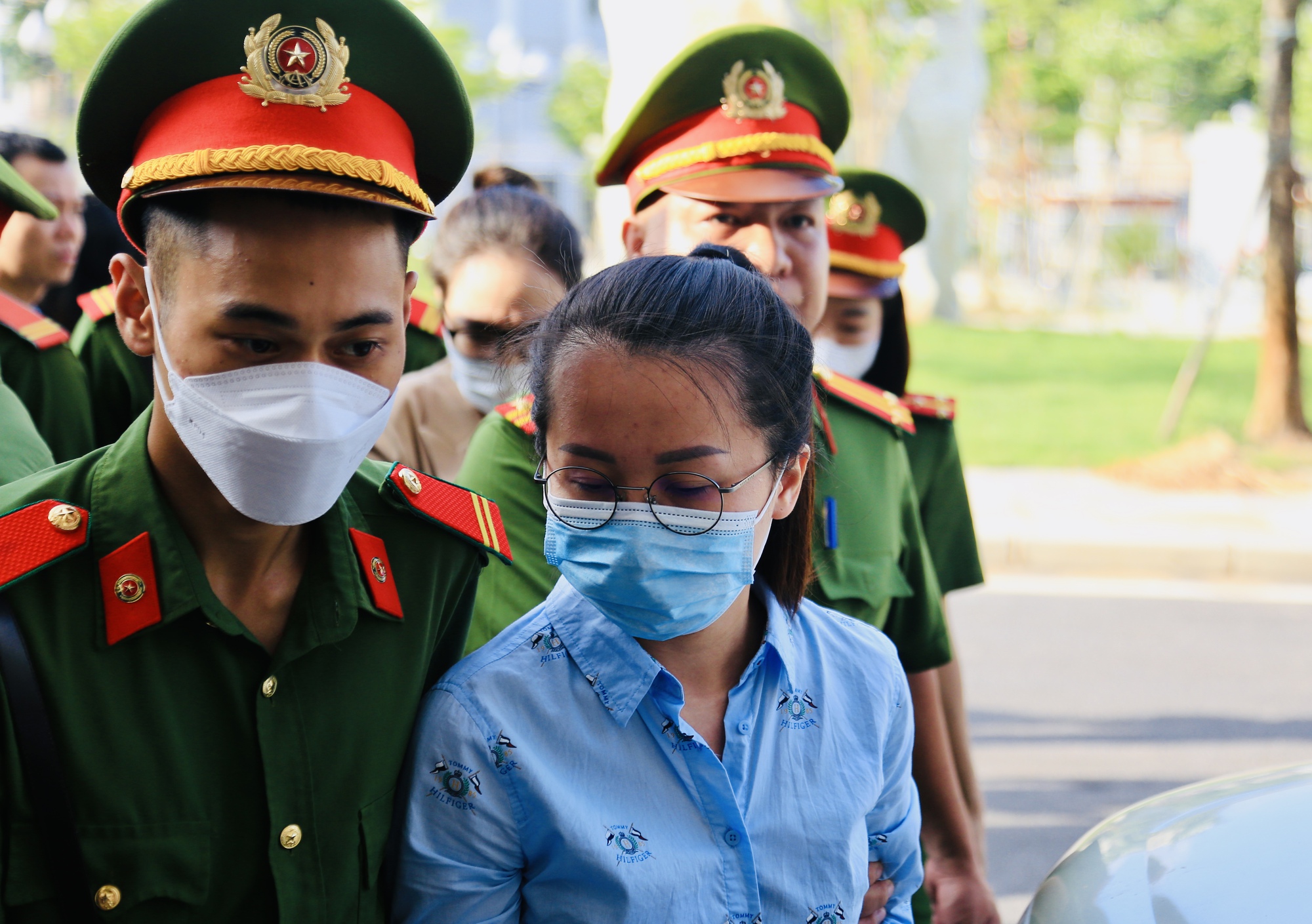 54 Bị Cáo Trong ‘đại án Chuyến Bay Giải Cứu được áp Giải đến Tòa