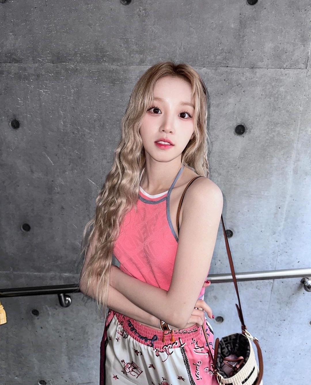 Phong cách thời trang mùa hè ấn tượng của Yuqi