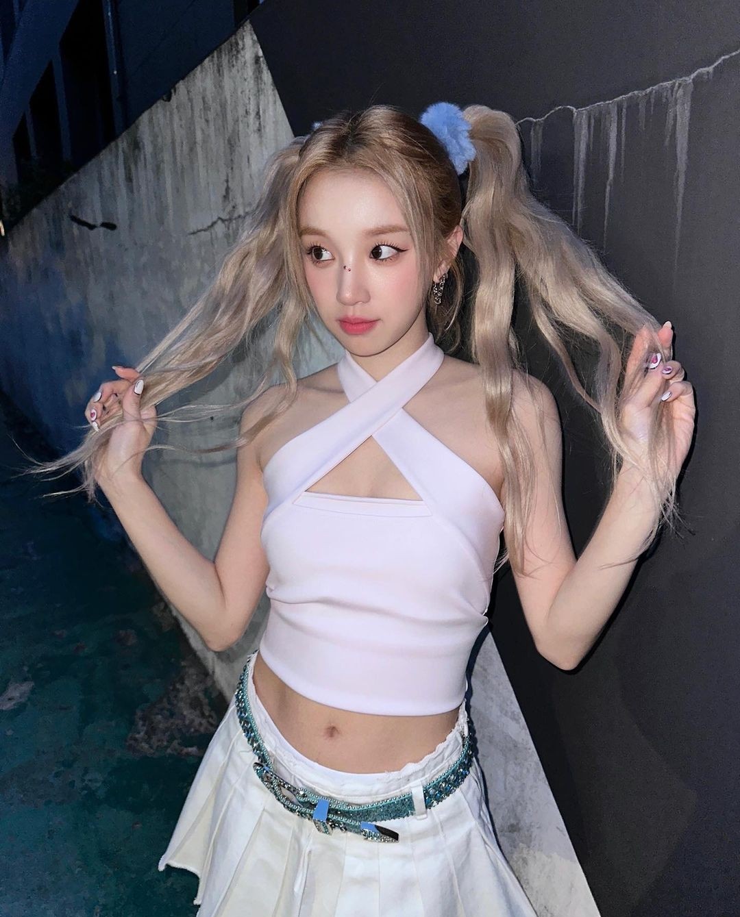 Phong cách thời trang mùa hè ấn tượng của Yuqi