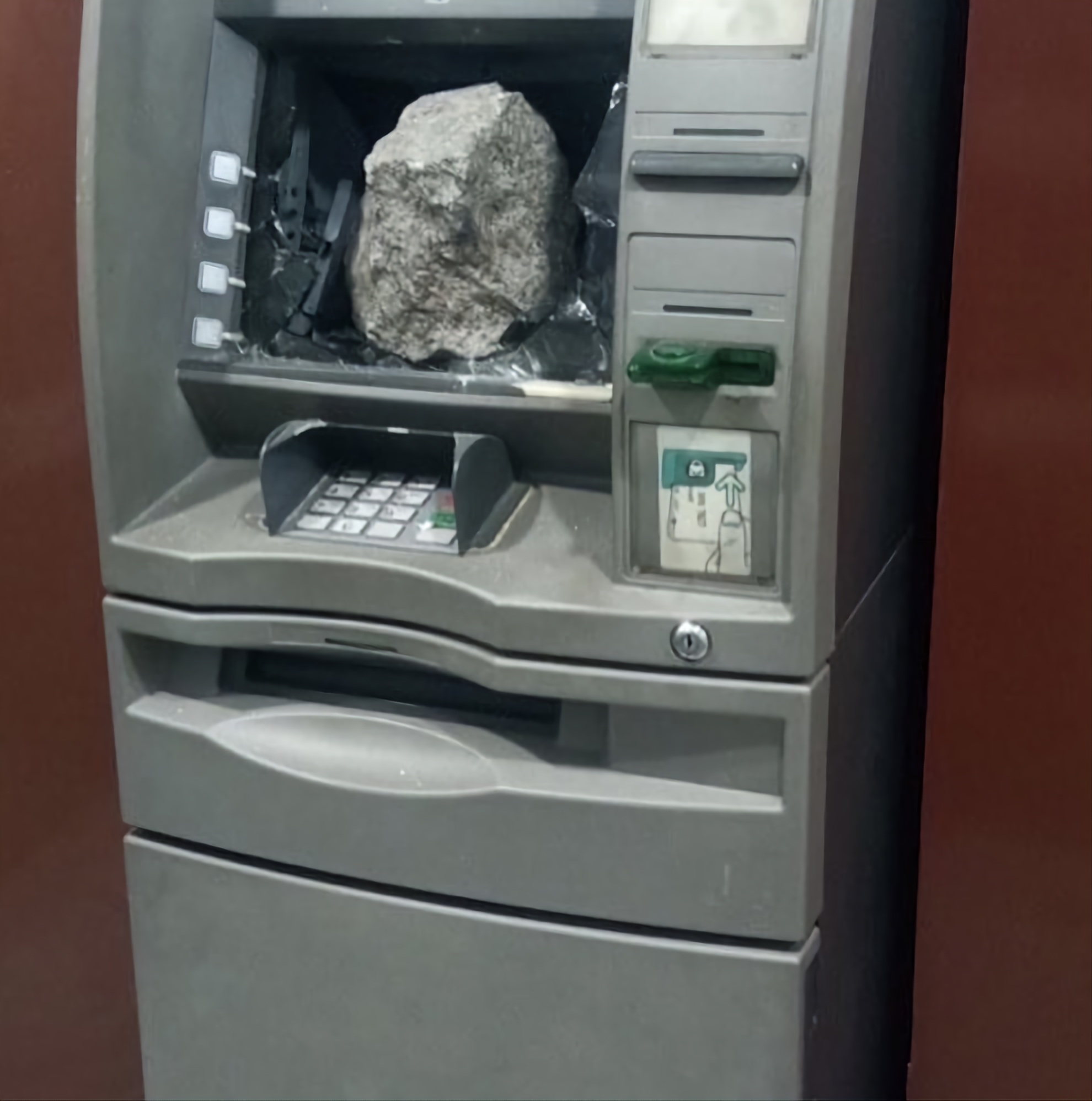 Bình Định: Đập phá 2 trụ ATM vì không rút được tiền