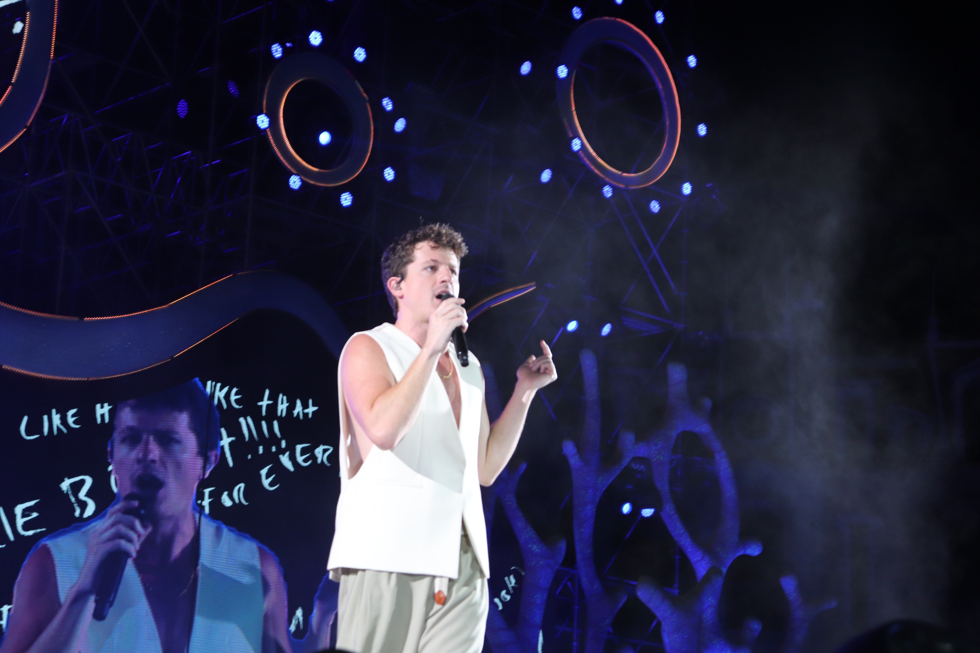 Charlie Puth 'cháy' cùng hàng ngàn khán giả trong đêm diễn tại Nha Trang