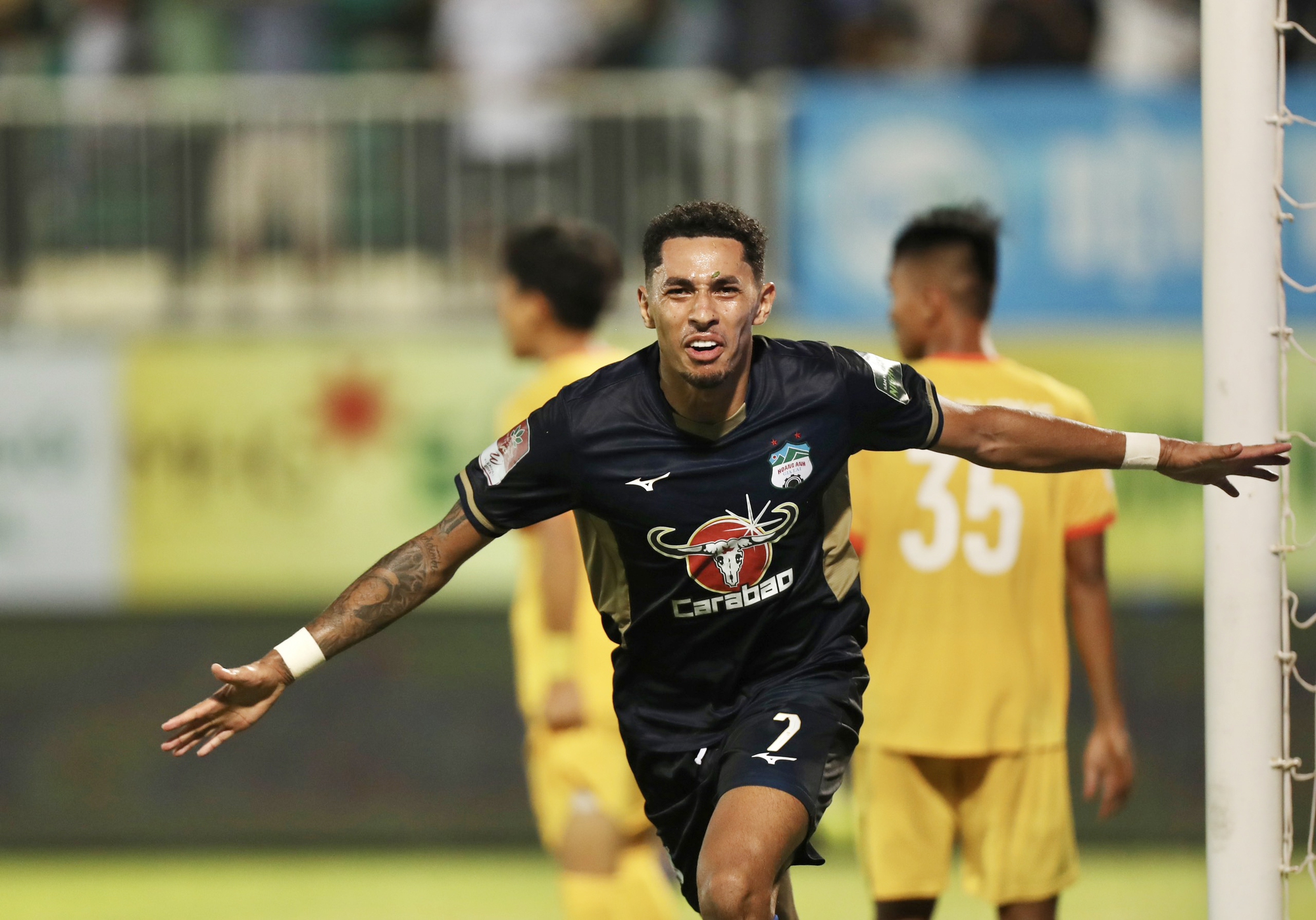 Sao HAGL và HLV Popov bị treo giò ở vòng 3 của giai đoạn 2 V-League 2023