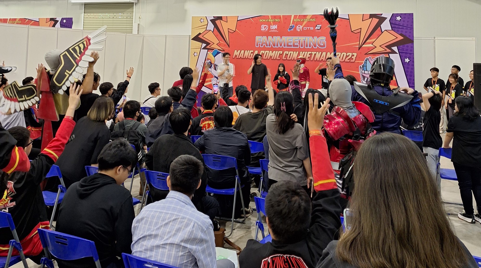 Người trẻ vỡ òa vì được gặp... siêu nhân Gao Đỏ