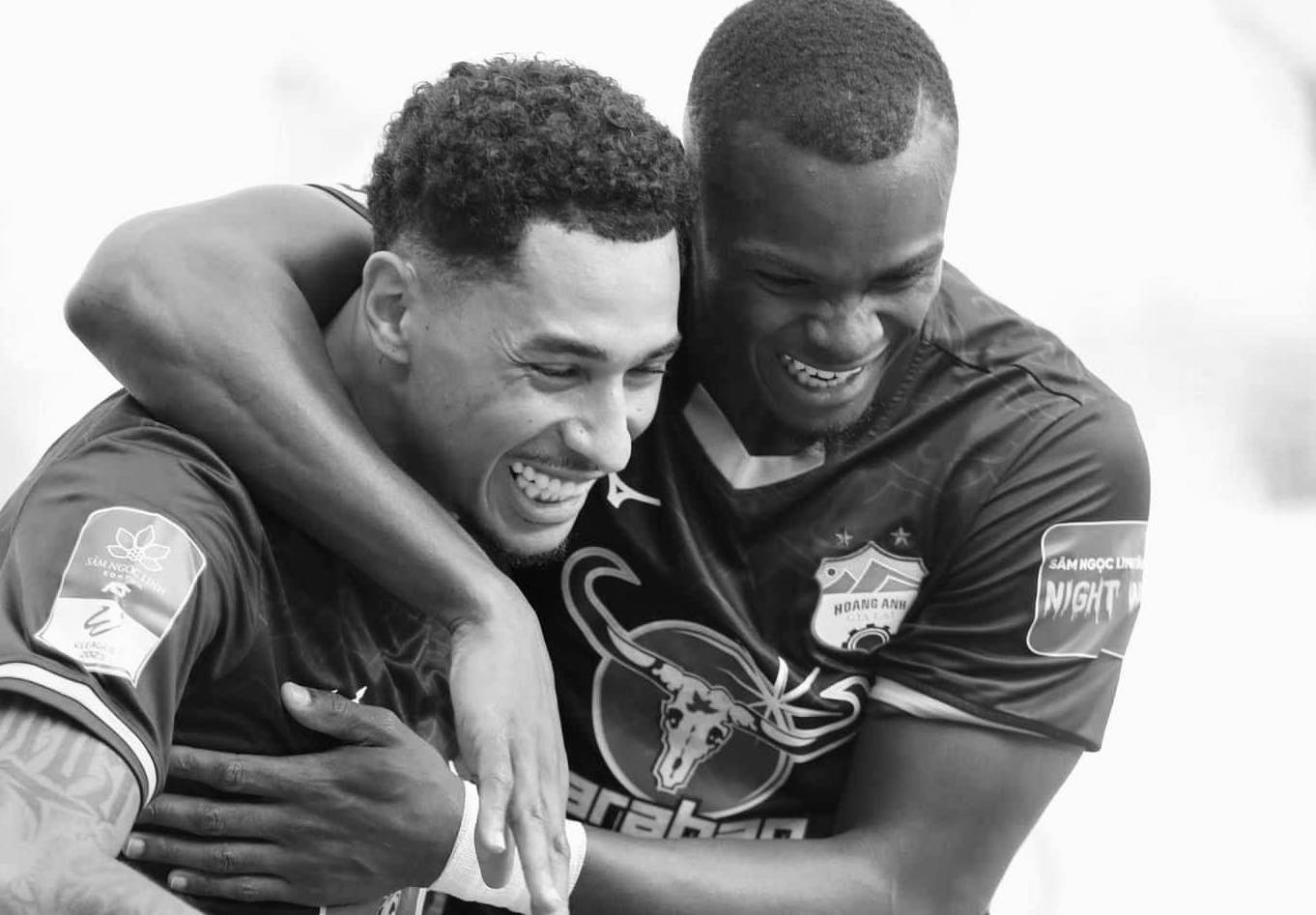 Brandao hủy vé để trở lại Gia Lai, Văn Sơn viết thơ vĩnh biệt người ...