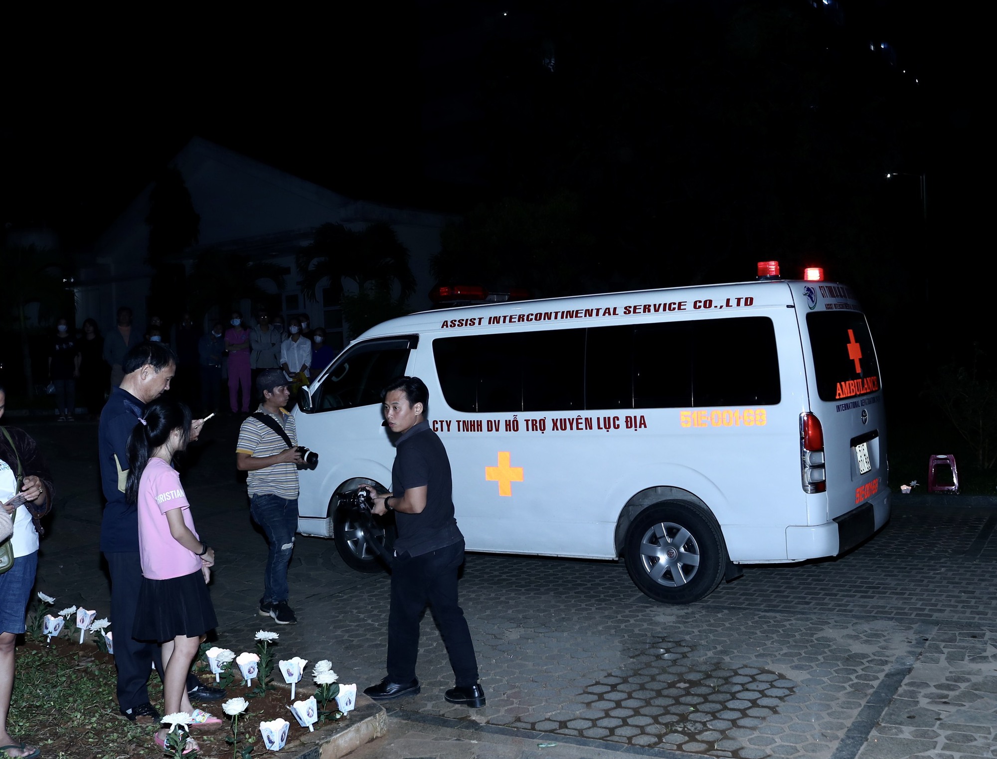 Người hâm mộ cầu nguyện, thắp nến trong đêm tiễn biệt Paollo