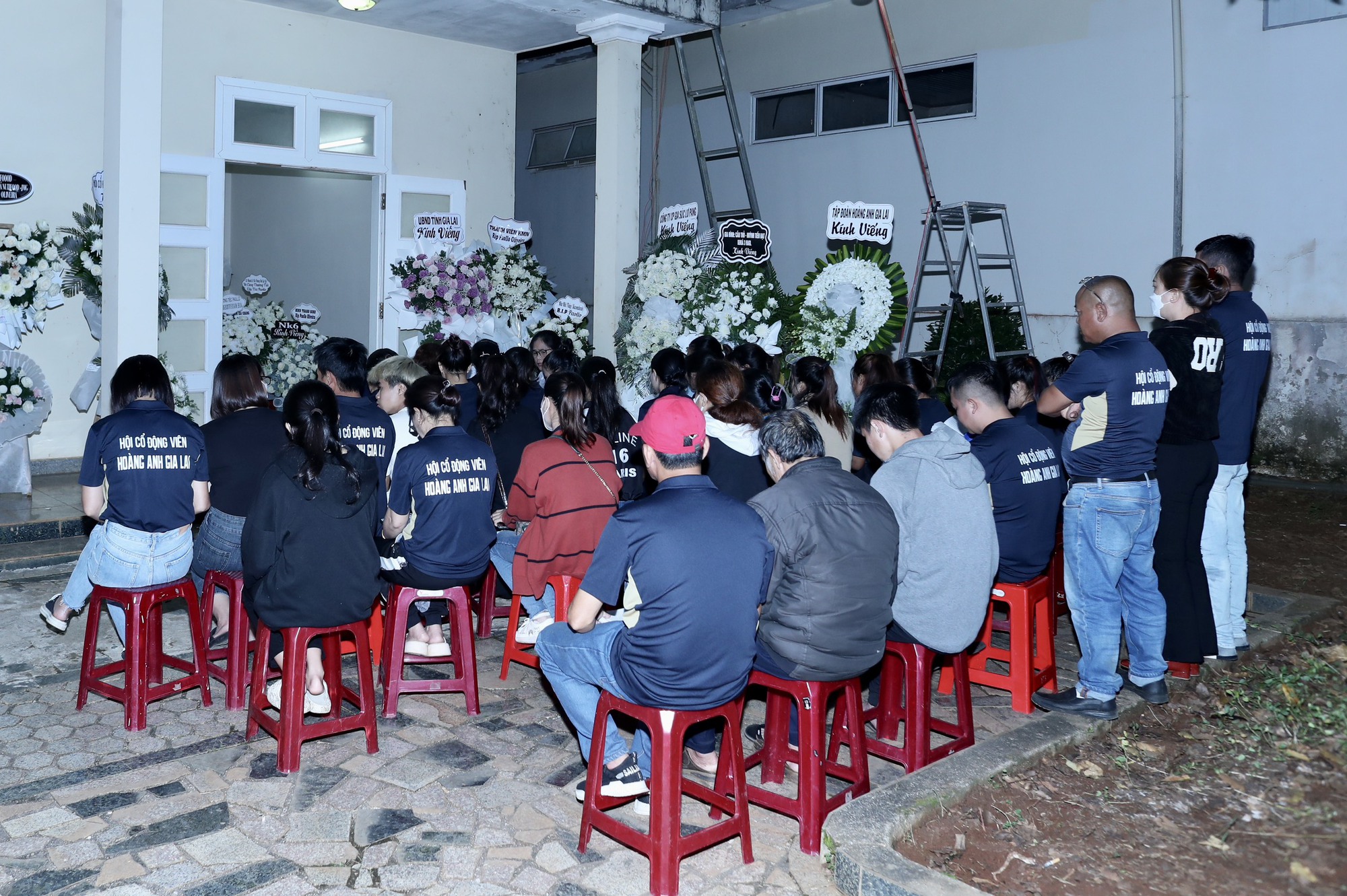 Người hâm mộ cầu nguyện, thắp nến trong đêm tiễn biệt Paollo
