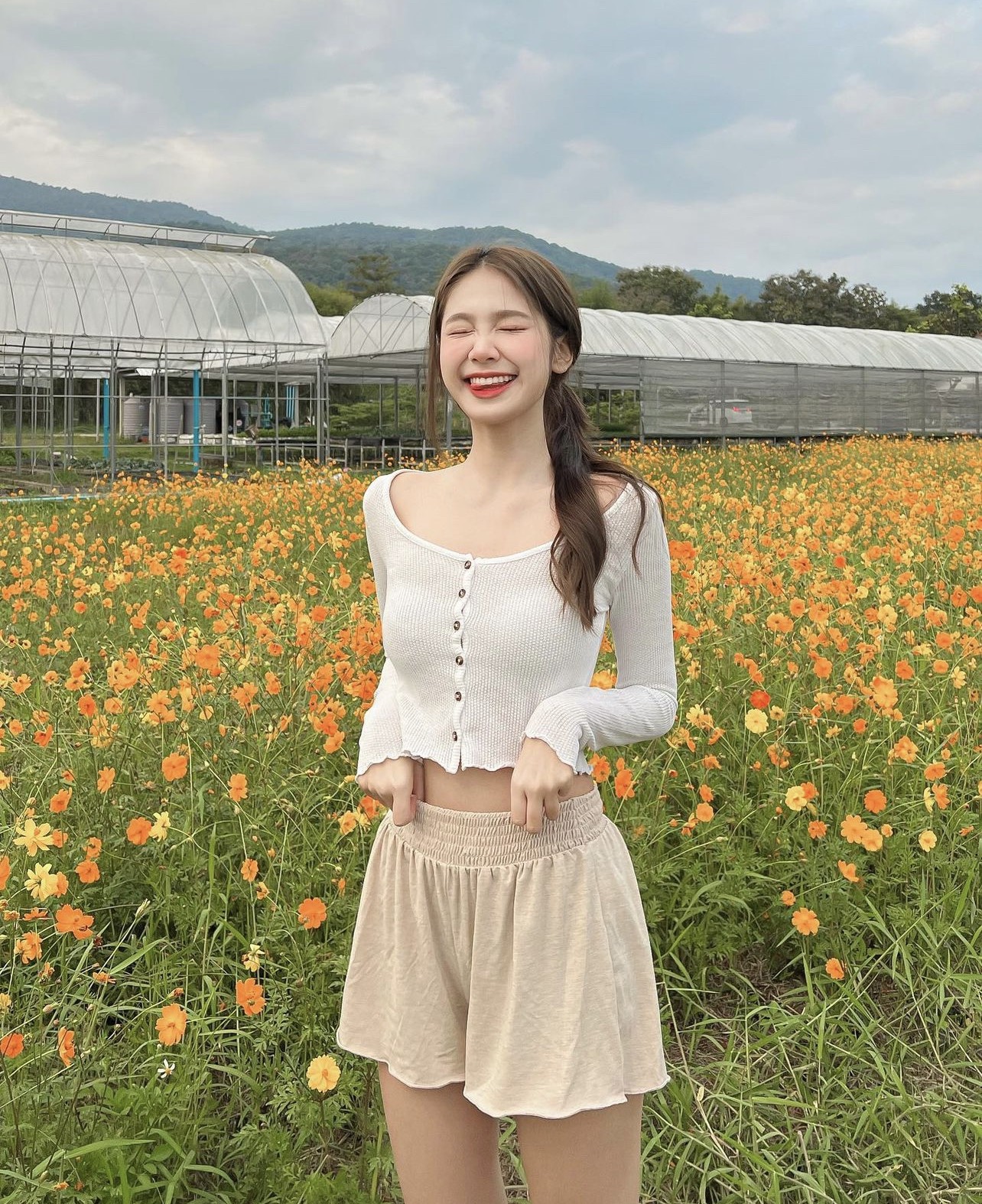 Áo cardigan mỏng nhẹ là hot item mùa thu