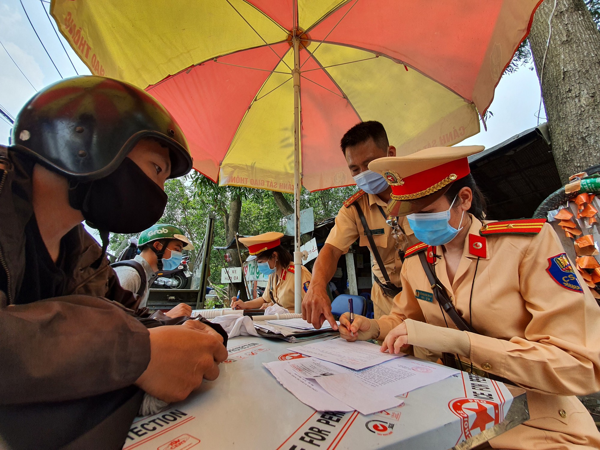 Từ 15.9, CSGT được dừng xe kiểm tra các giấy tờ gì?