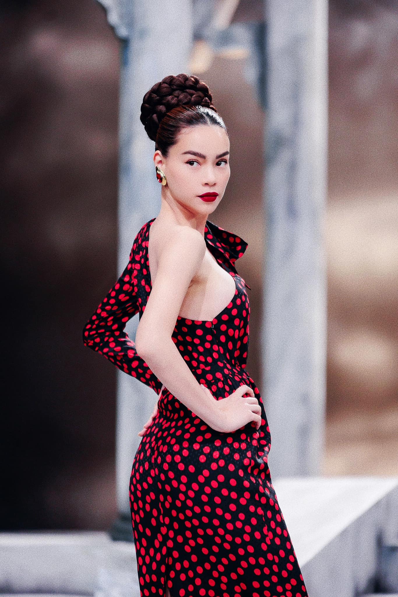 Mặc trang phục chấm bi theo phong cách vintage, sang mà không sến