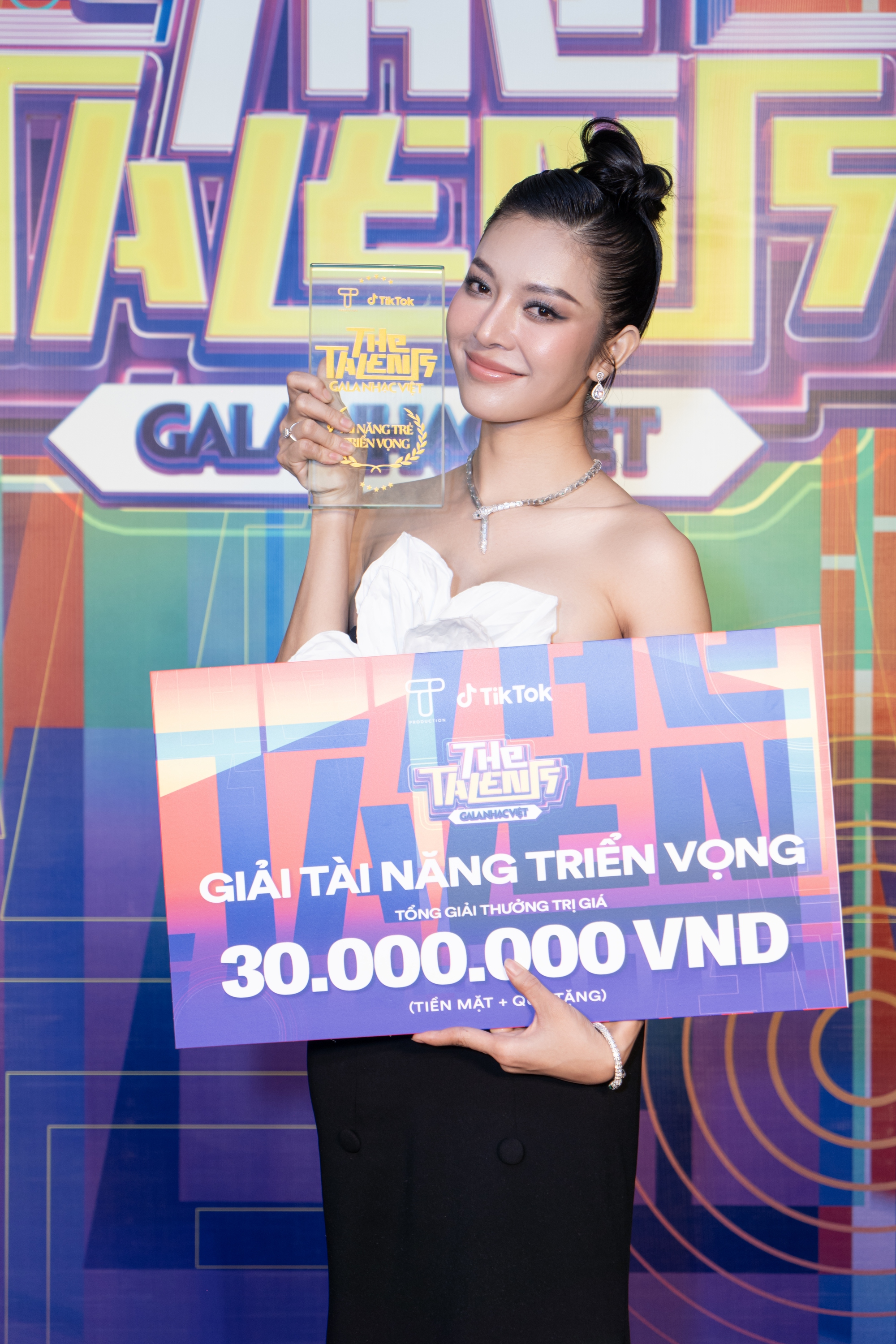 Bùi Lý Thiên Hương nói gì về danh xưng 'người đẹp đi hát'? | Báo Gia Lai điện tử