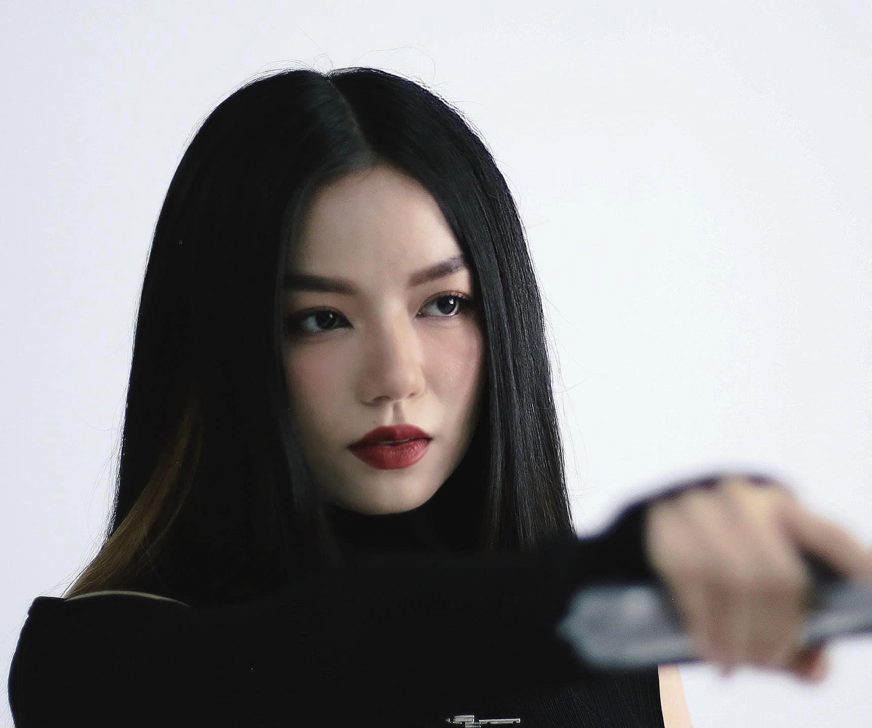 Hạ Anh bầm dập vì chấn thương khi đóng 'Người thầm lặng'