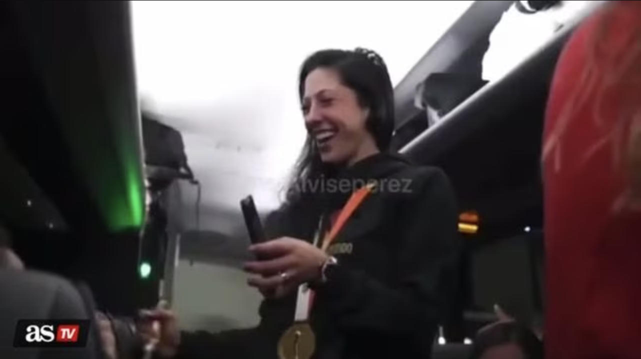 Jenni Hermoso đã đồng thuận để Chủ tịch Liên đoàn Bóng đá Tây Ban Nha ...