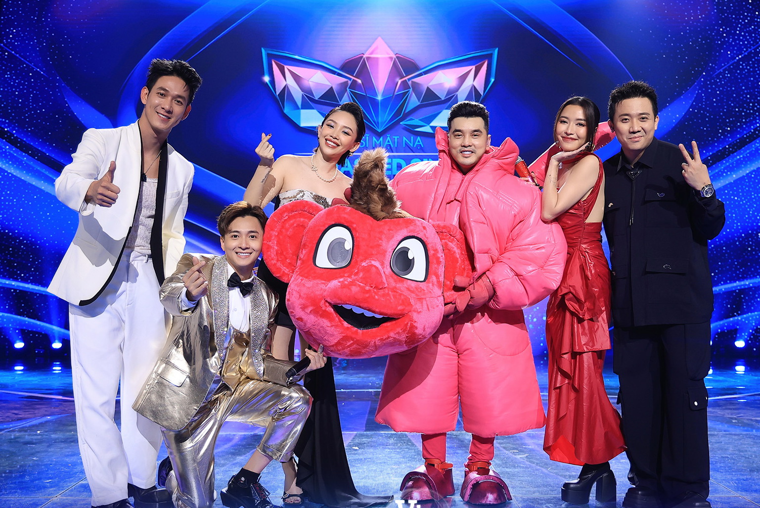 Ưng Hoàng Phúc lộ diện, cảm ơn mọi người nhận ra giọng hát sau mascot ...