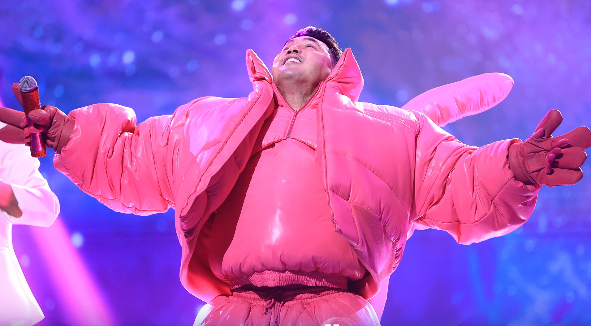 Ưng Hoàng Phúc lộ diện, cảm ơn mọi người nhận ra giọng hát sau mascot ...