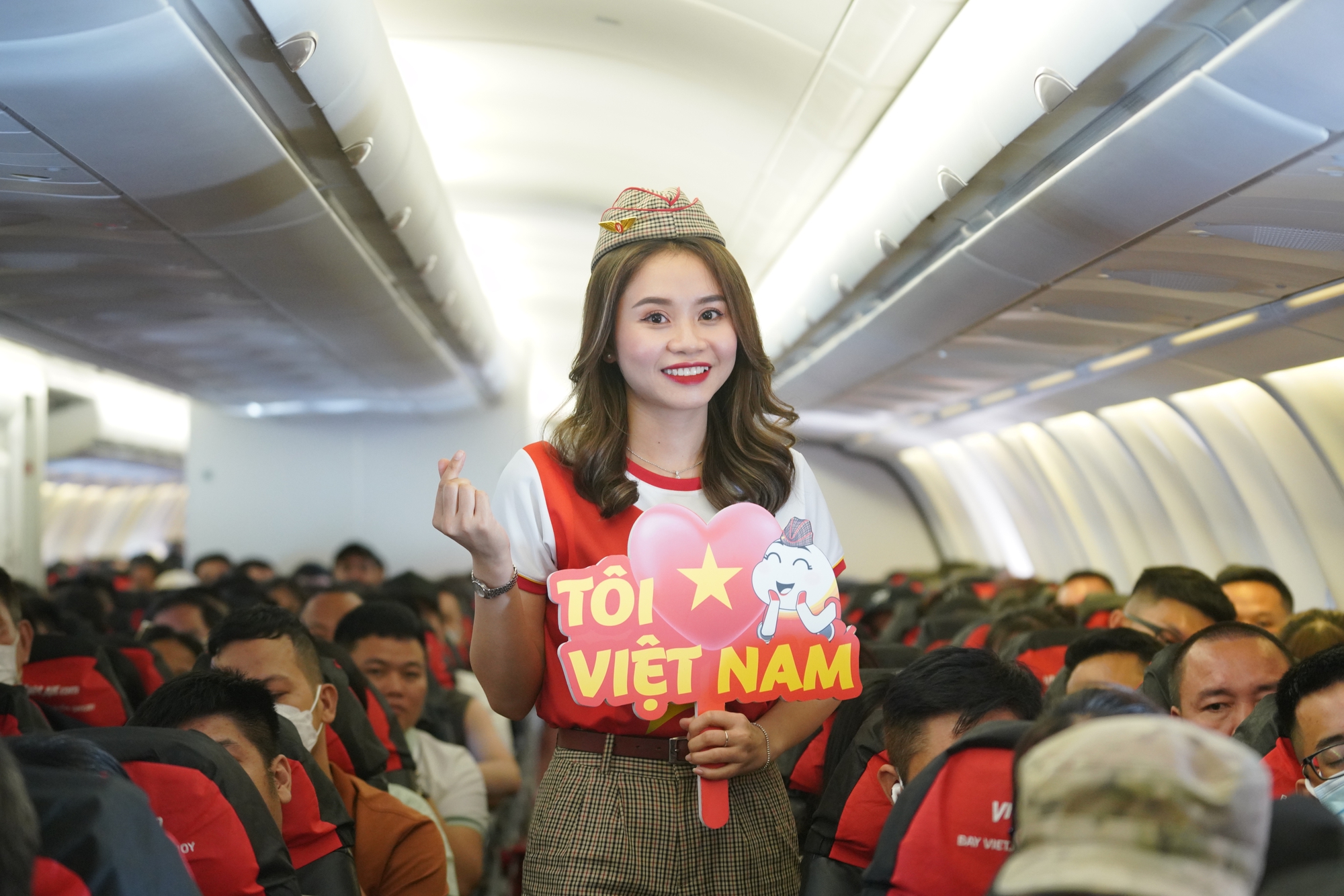 Rộn ràng hình ảnh cờ đỏ sao vàng trên những chuyến bay Vietjet dịp 2.9