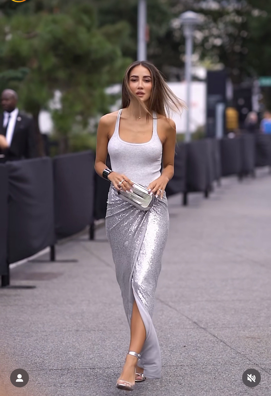 Trang phục sequin màu bạc là xu hướng hot nhất mùa này