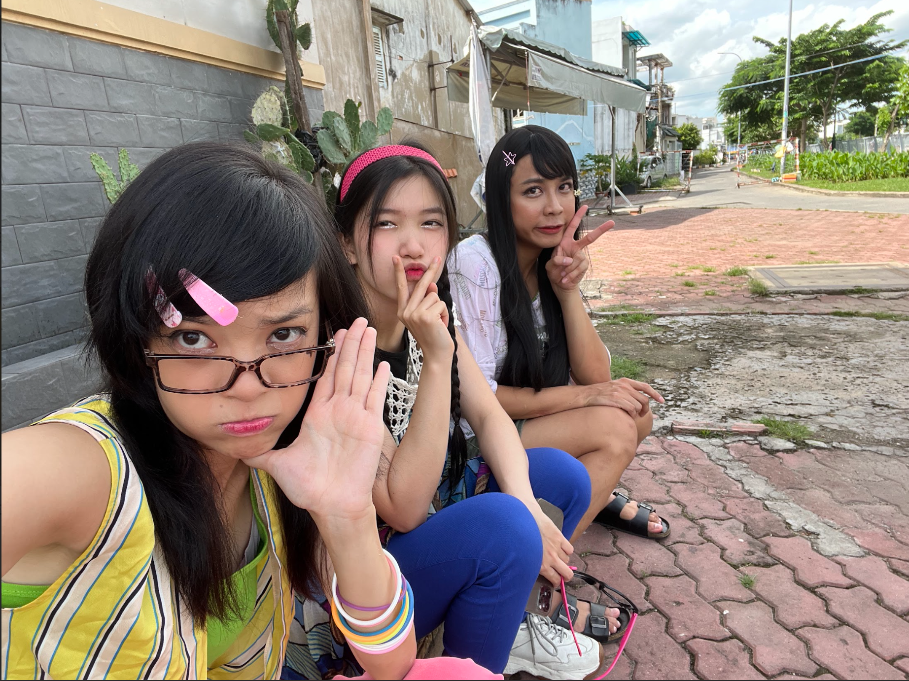 Nhóm bạn trẻ làm clip đưa thế hệ 8X, 9X đời đầu quay ngược về thanh xuân