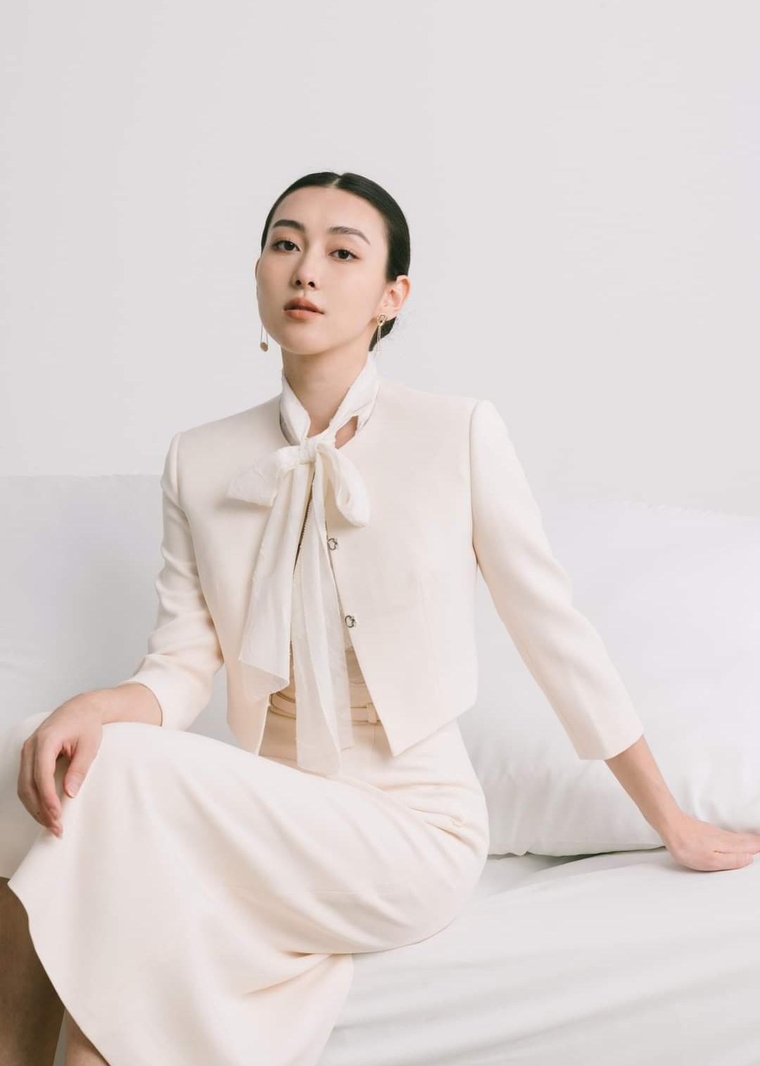 Mặc trang phục màu trắng vào mùa thu thế nào để không bị đơn điệu?