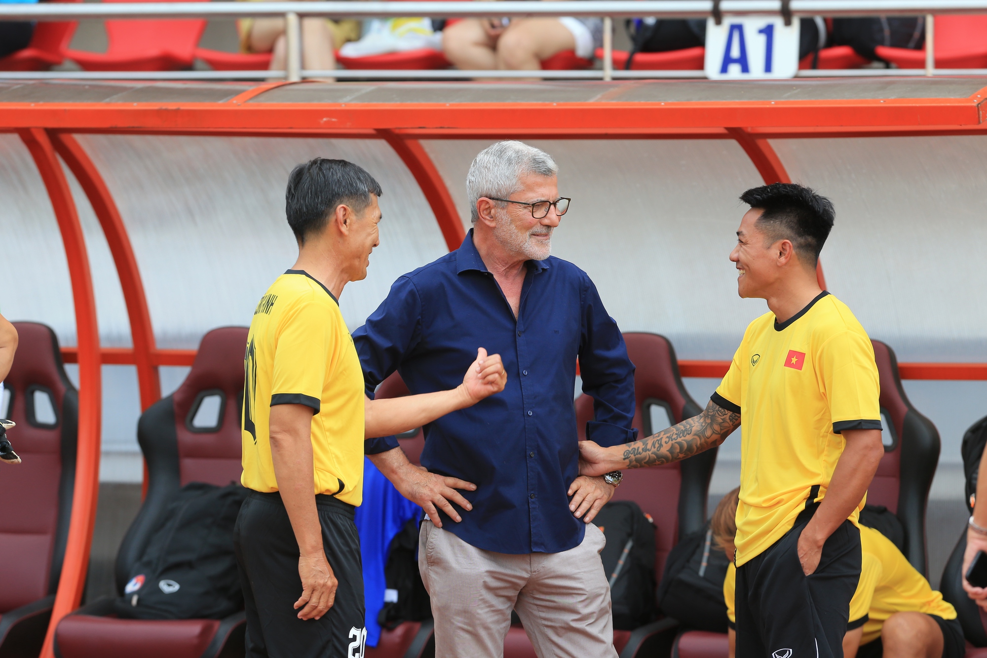 HLV Calisto rạng rỡ, thế hệ vàng bóng đá Việt Nam hội ngộ ở sân Thống Nhất