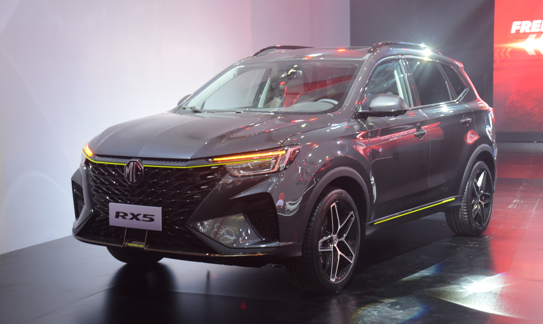 Xe crossover 5 chỗ MG RX5 giá từ 739 triệu đồng, tham vọng cạnh tranh Mazda CX-5