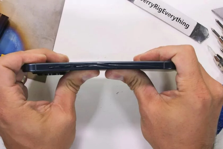 Khung titan 'siêu bền' của iPhone 15 Pro gây thất vọng