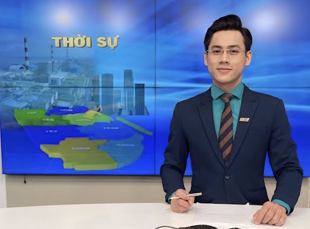 Nỗ lực của chàng nhân viên chạy bàn trở thành MC thời sự