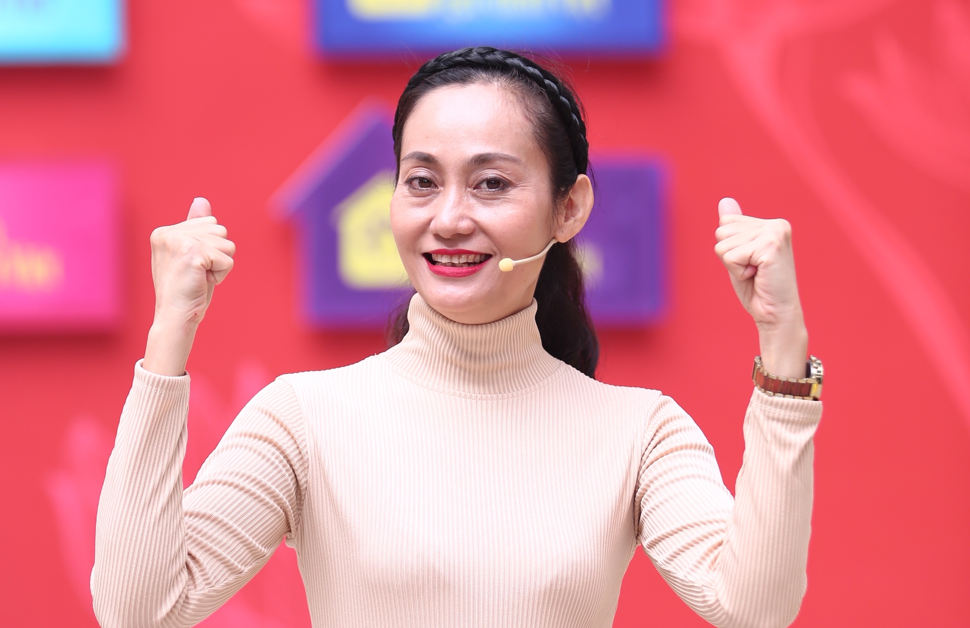 Hạnh Thúy nói lý do miệt mài học thạc sĩ ở tuổi 46