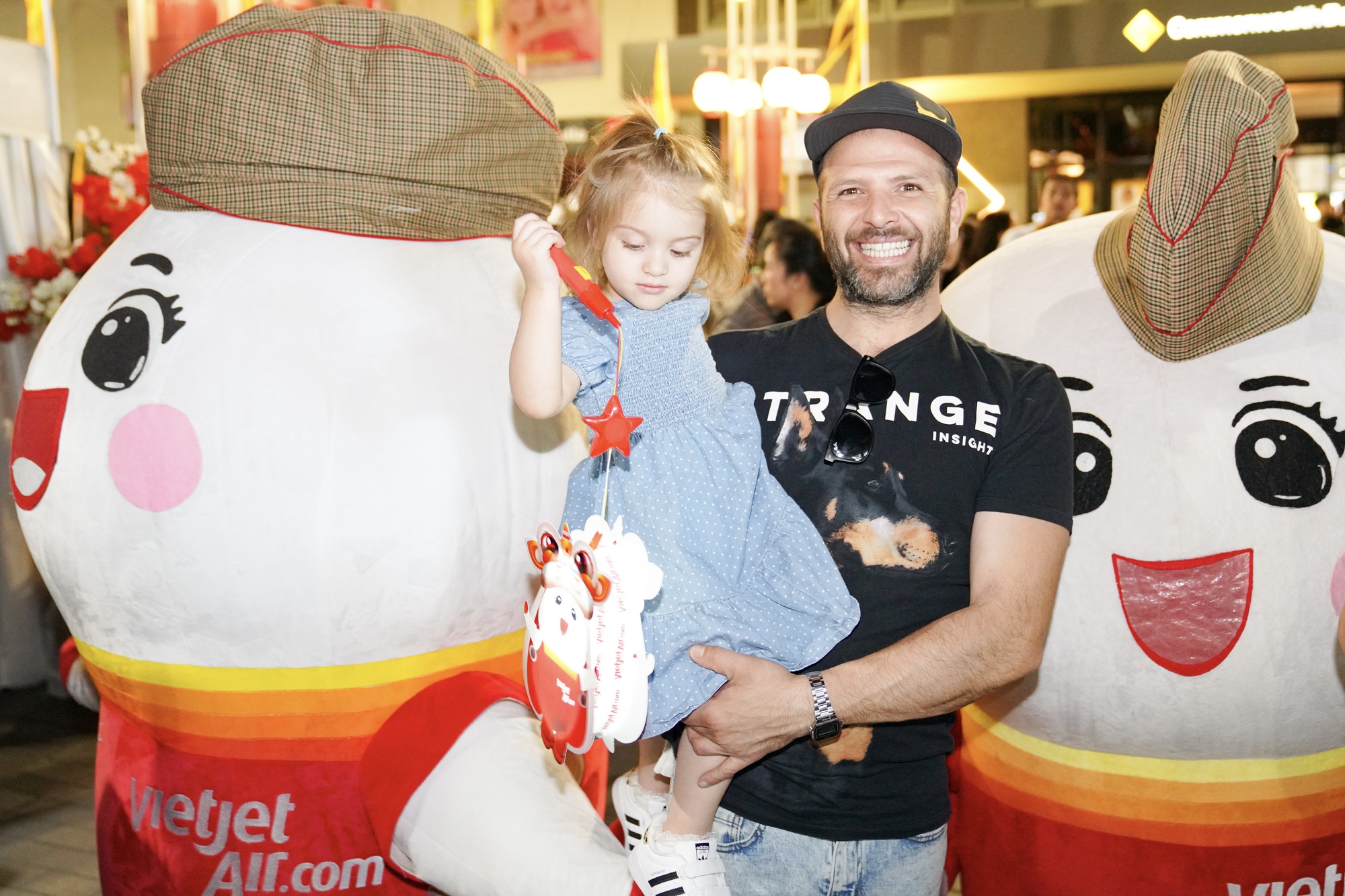 Nữ tỉ phú Nguyễn Thị Phương Thảo đón Trung thu cùng các em nhỏ