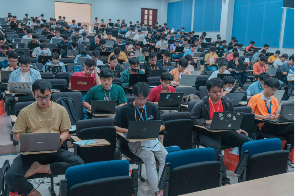 Trường ĐH Bách khoa TP.HCM cùng VNG Code Tour ươm mầm tài năng trẻ công nghệ | theNEXTvoz