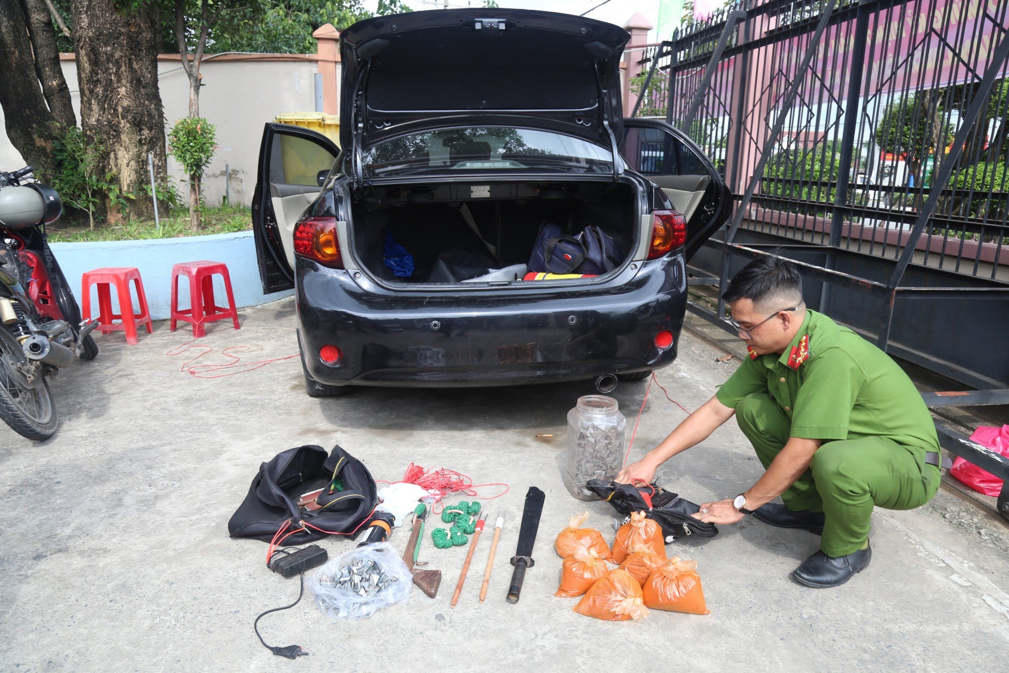 Bình Dương: Tạm giữ 2 nghi can lái ô tô đi trộm chó, chống trả công an