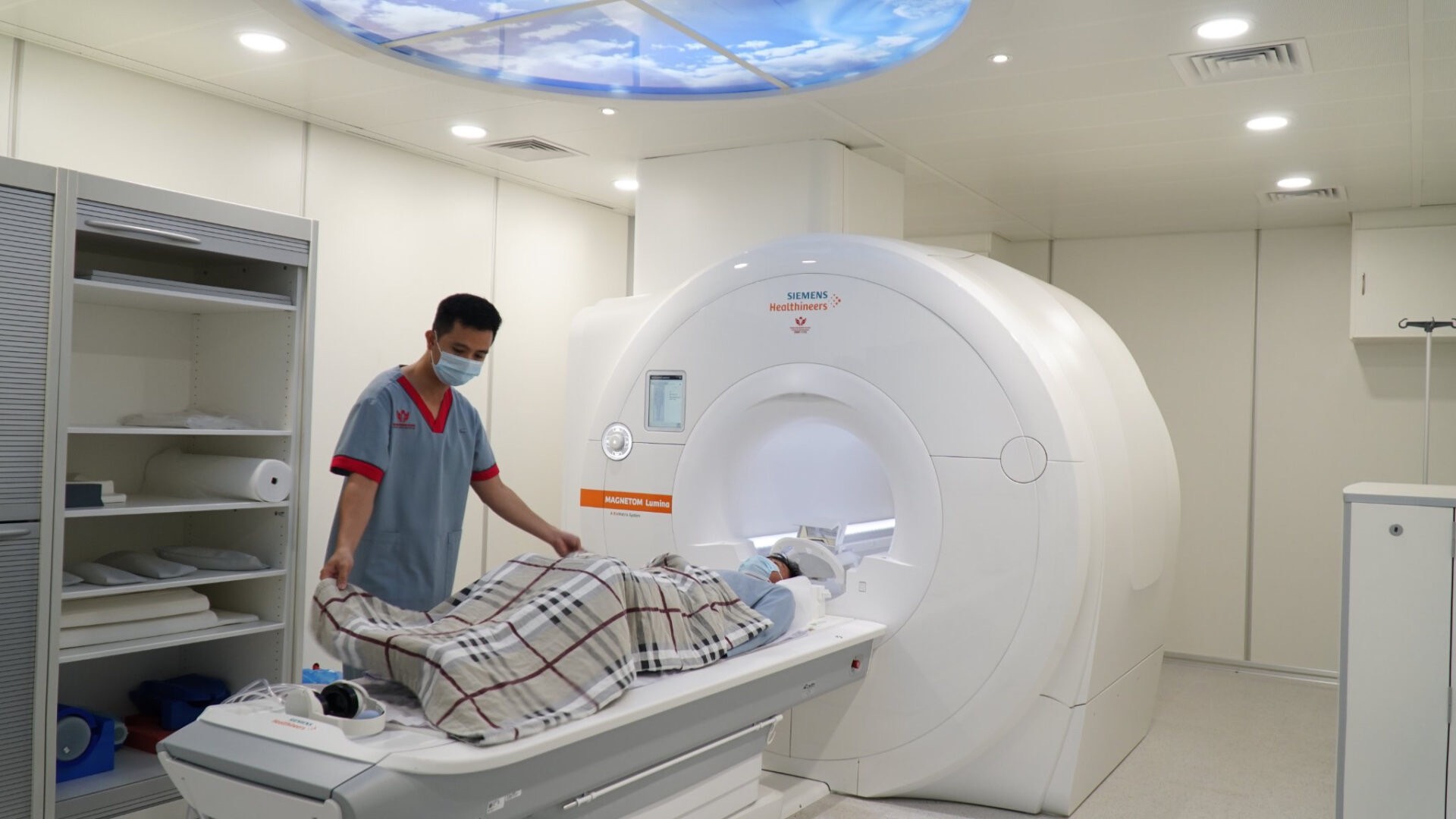 Miễn phí chụp MRI, tầm soát đột quỵ cho 1.000 người dân miền Trung